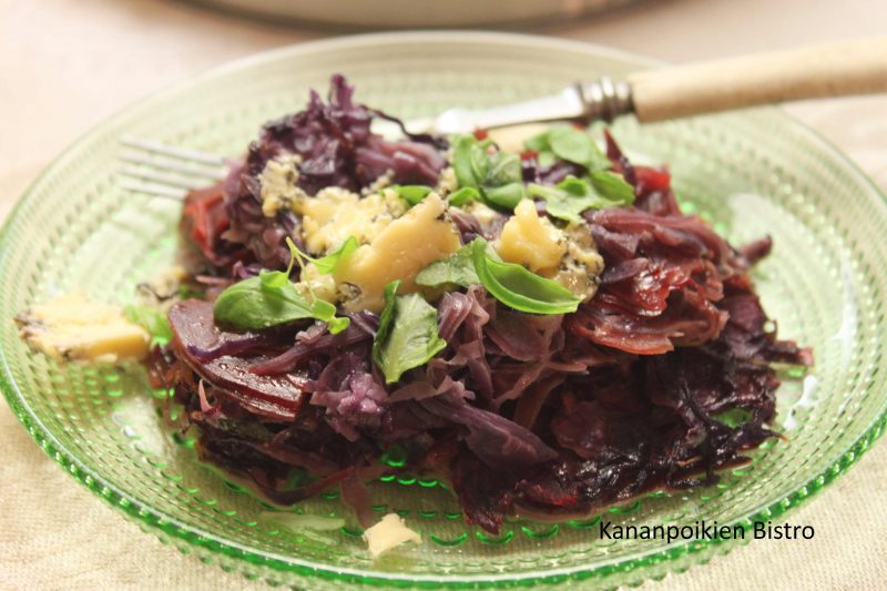 Meiramilla maustettu punajuuri-kaalipaistos - Bistroemo