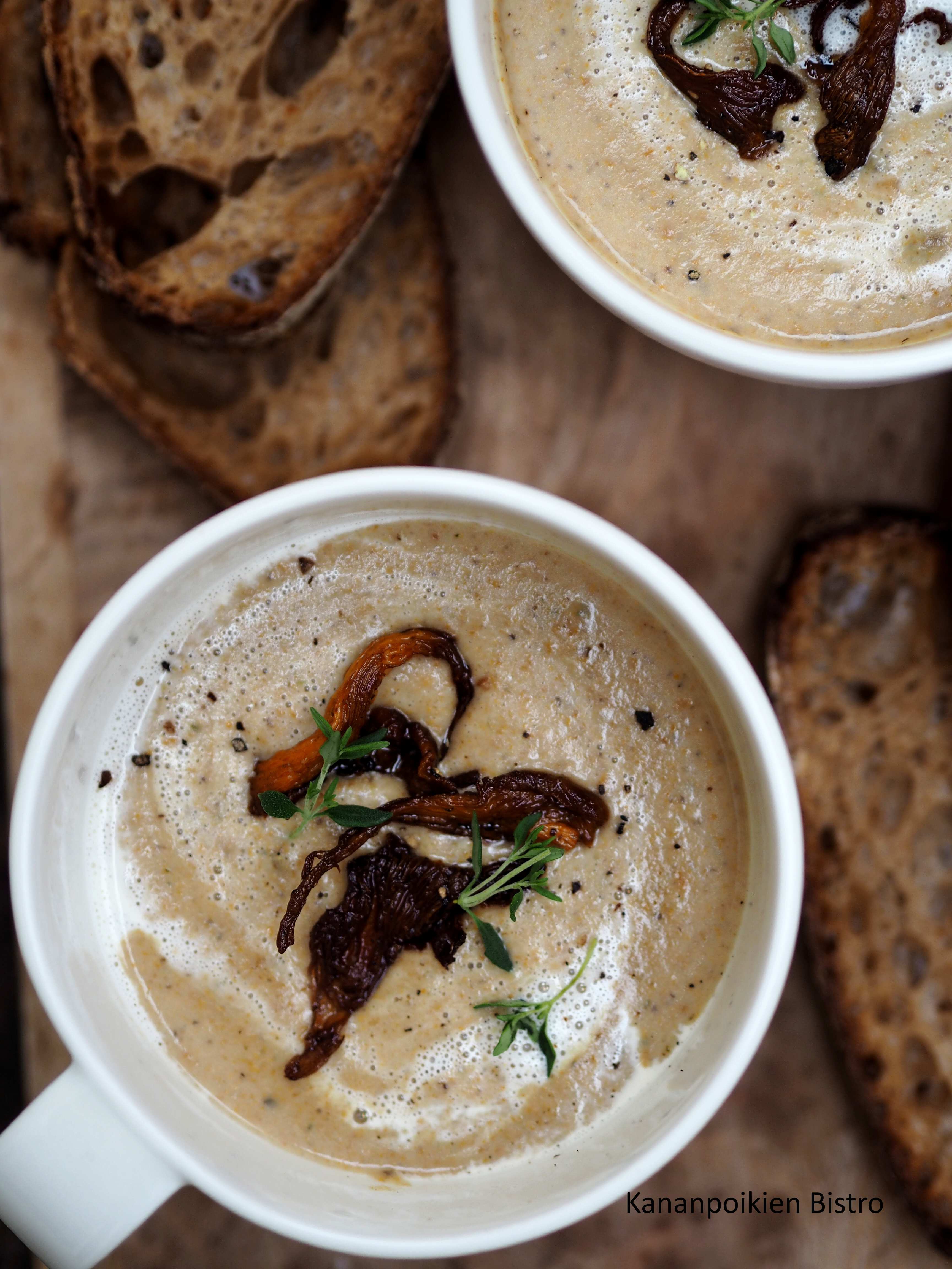 Täyteläinen kantarelli-munakoisokeitto - Bistroemo